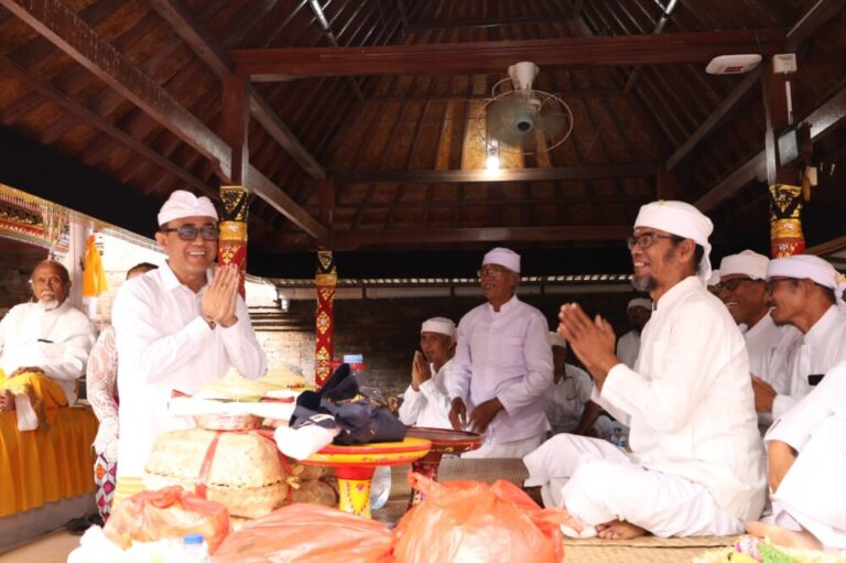 Walikota Jaya Negara Hadiri Pedudusan Agung Pura Dalem Pengaotan ...